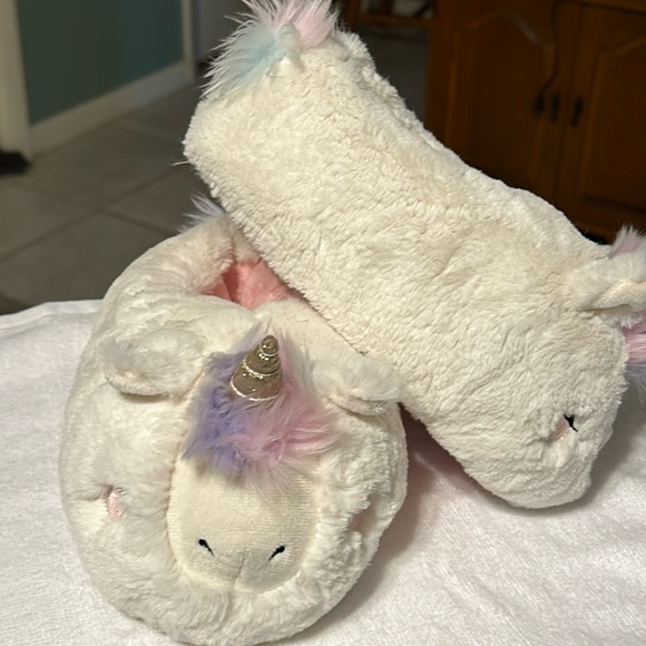 Shoes | Plush Unicorn Slippers Girls Size Xl 1112 White Faux Fur Super ...